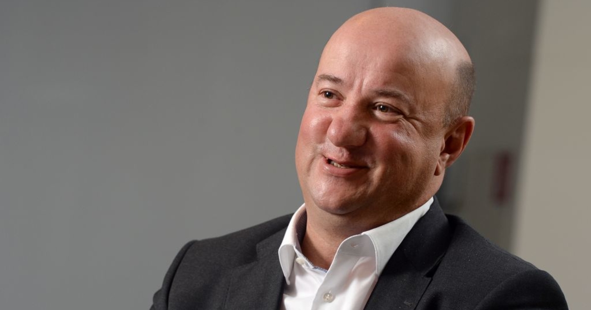 Betriebsratschef Michael Brecht kritisiert den Sparkurs von Daimler ...