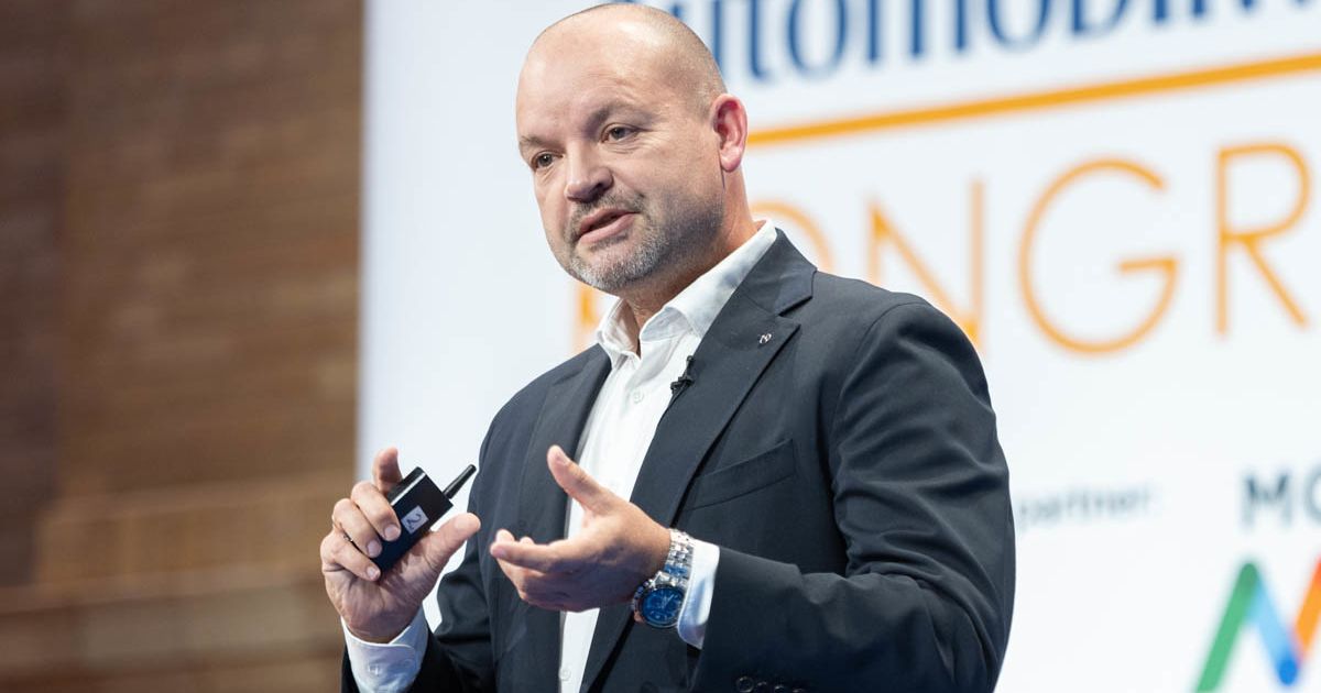 Mercedes-Produktionschef Jörg Burzer sieht Hersteller für ...